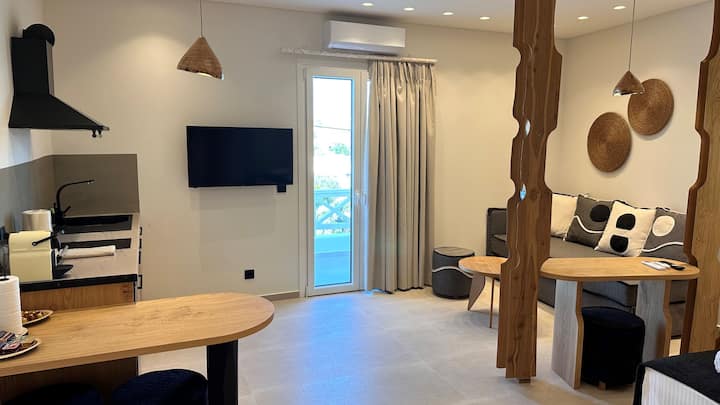 Aristotle Suites, Avgi - Milos