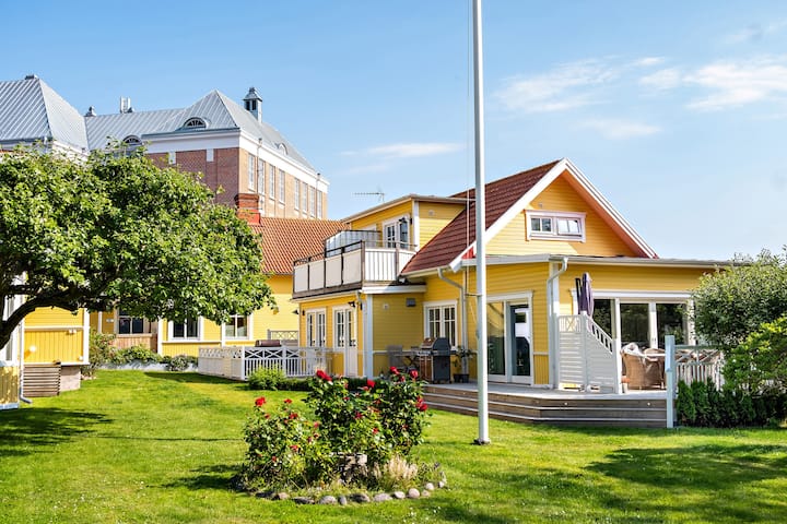 Centralt Och Havsnära Parhus - Varberg