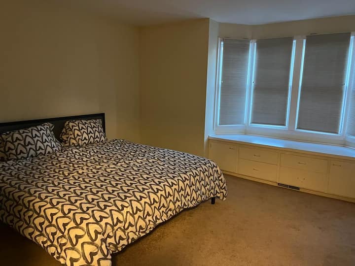 Maria's Corner: Cozy Yale Appt - New Haven, CT