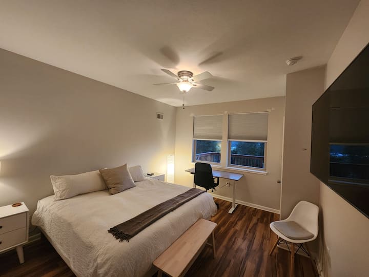 Pitt's Sky Room - Private Bath, Parking & Deck - Forest Hills, PA