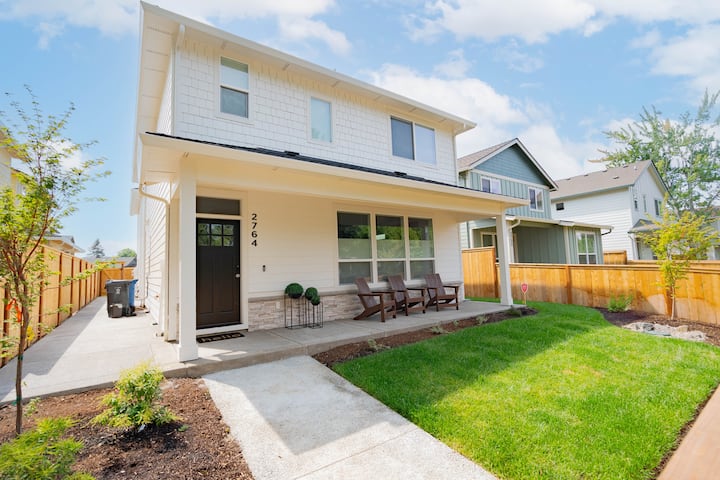 New! Professionally Designed Salem Home! - Salem, OR