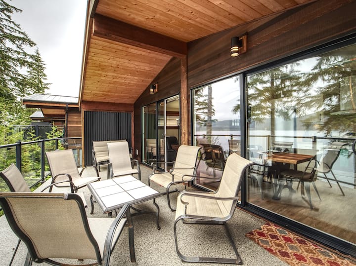 Oceanfront View + Pet Friendly + Sleep 8 - Port Renfrew