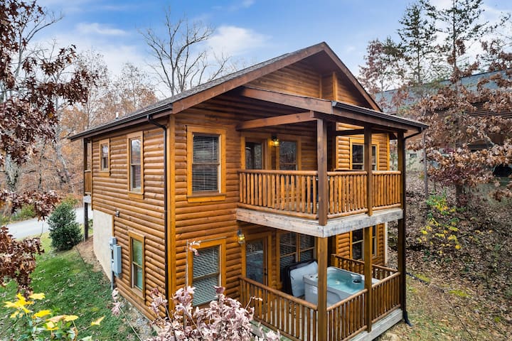 Hot Tub + Game Room • Moonshine Cabin In Pf - Pigeon Forge, TN