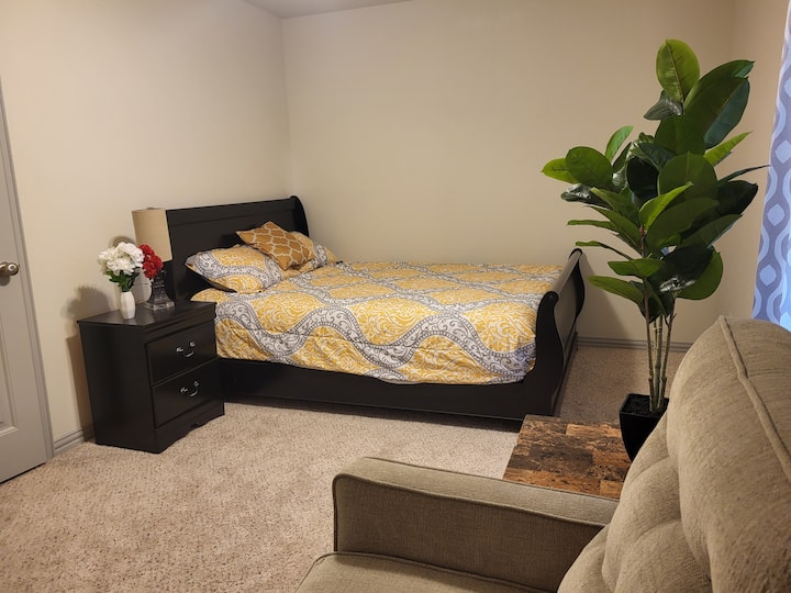 Cozy Olive House
2 Rooms, 3 Beds
1 Guest Or Group - Arlington, TX