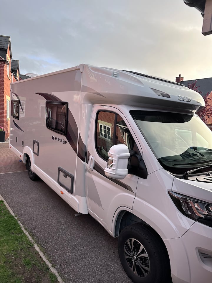 Doris Luxury 6 People Motorhome Northampton - Northampton, UK