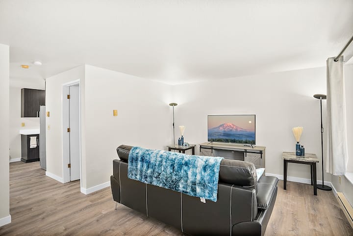 Cozy Lake City Getaway - Steilacoom, WA