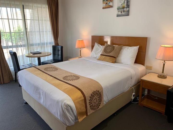 Standard Queen Room - Swaggers Motor Inn Yass - Yass