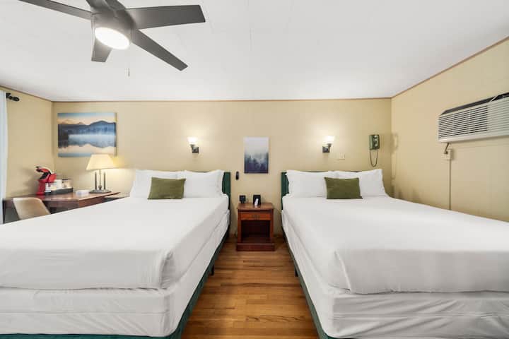 Cozy Double Queen Charm: Hotel Stay - Hendersonville, NC