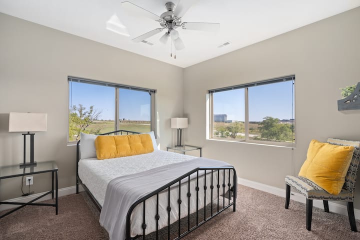 Luminous Forest View W/amenities & Garage - West Des Moines, IA