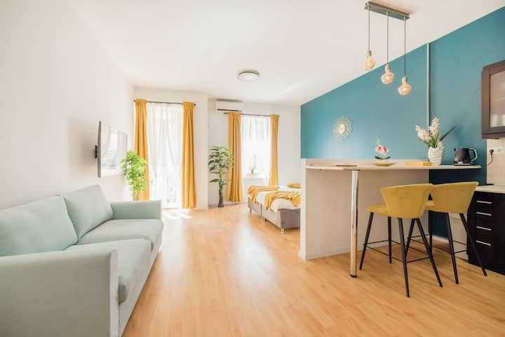Central Golden City Studio With A/c And Balcony - Budapest