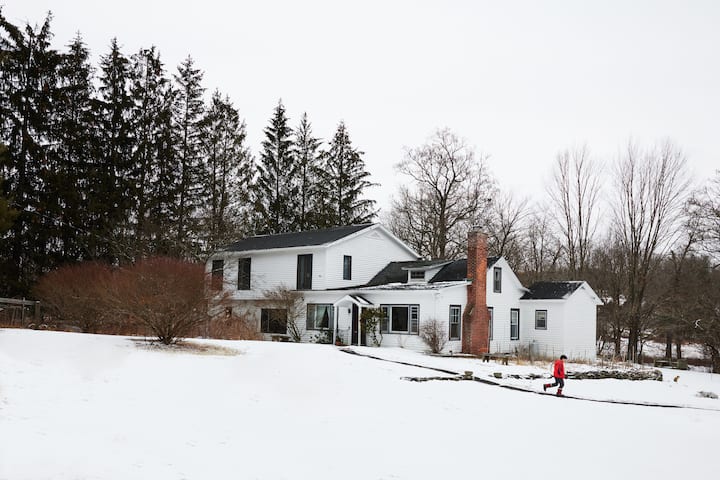 The City Farmers Upstate. Farm House With Hot Tub - Lake Taghkanic State Park, Ancram