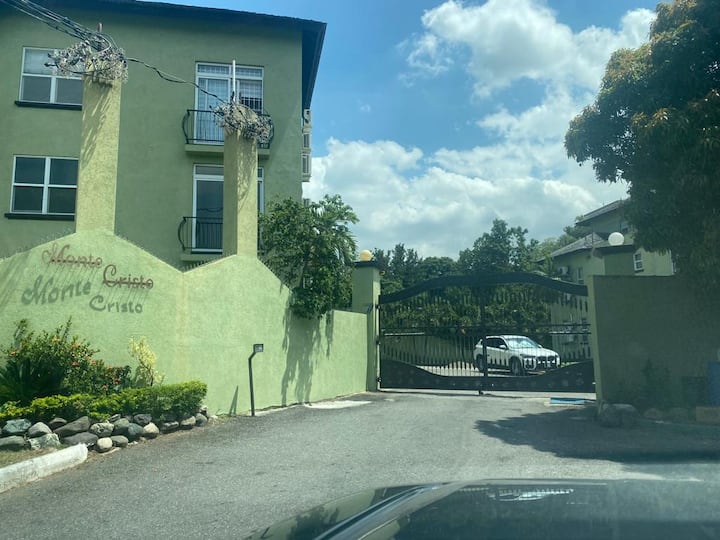 Luxury By The Hills - Kingston