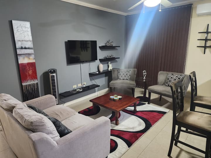 Luxury By The Hills - Kingston