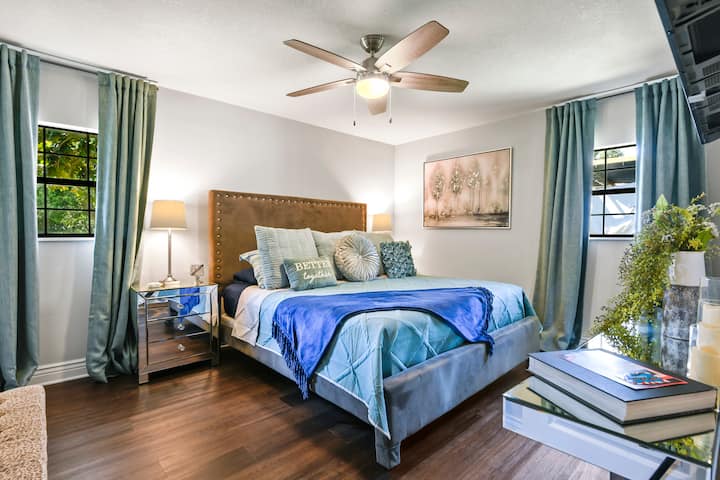 5 King Beds, Bonus Room, Rare Find! Walk To Beach - Pass Christian, MS
