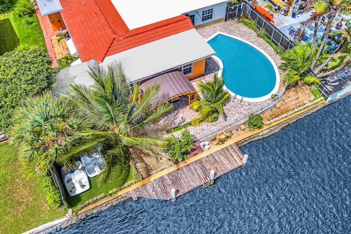 Waterfront Pool Villa On The Lake - Fort Lauderdale, FL