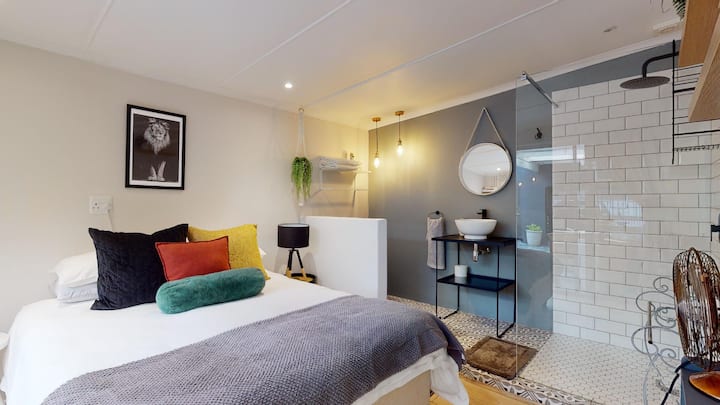 Sixty-five: Stylish Guest Suite - Port Elizabeth