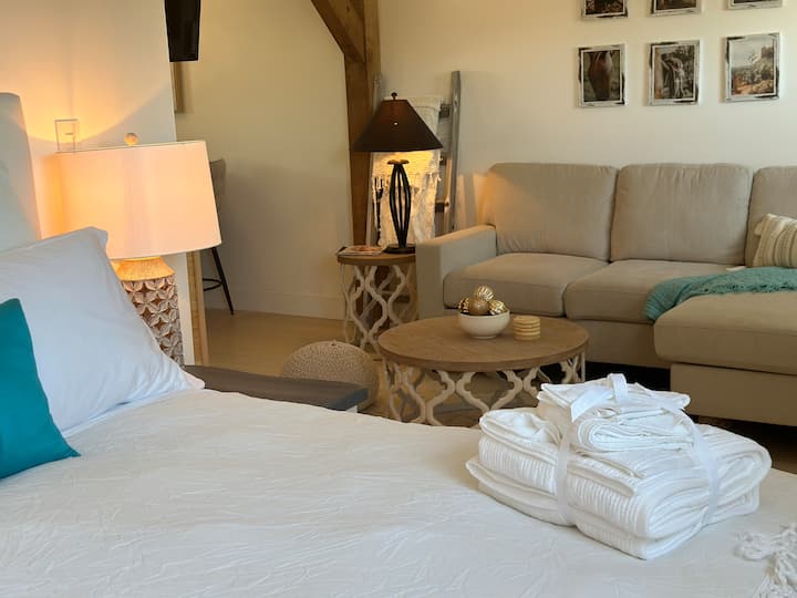 Brand New Cozy Farmhouse Studio Suite - Kamloops