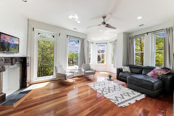 Penthouse In Heart Of The City With Deck Sleeps 10 - Washington, D.C.