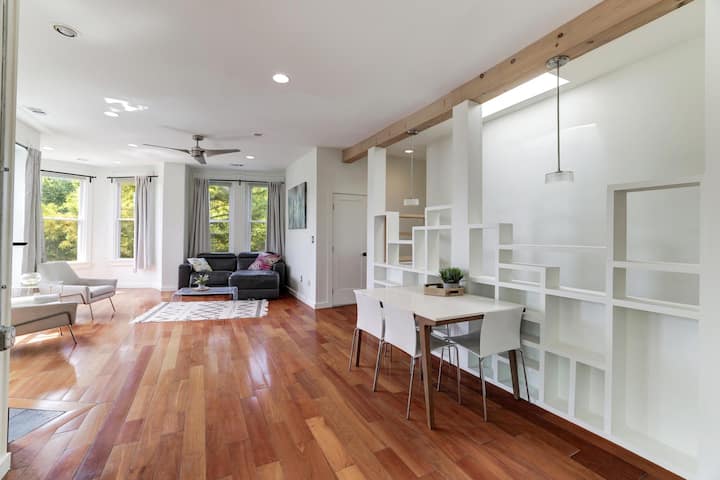 Penthouse In Heart Of The City With Deck! Sleeps 8 - Washington, D.C.