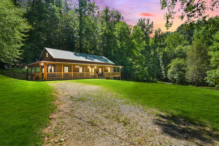 31 Acre Riverside Retreat! Great Fishing! Hot Tub - Ellijay, GA