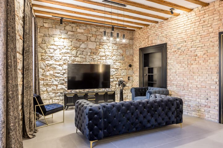 Oldtown Elegance:sauna, High Ceilings, Stone Walls - Split