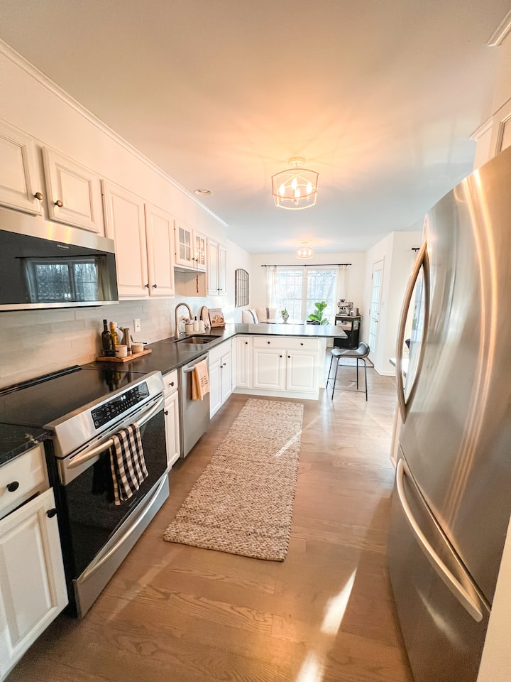 Charming Home Near Track & Spac - Saratoga Springs, NY