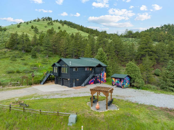 Ultimate Mountain Wonderland Art Cabin | Hot Tub - Idaho Springs, CO