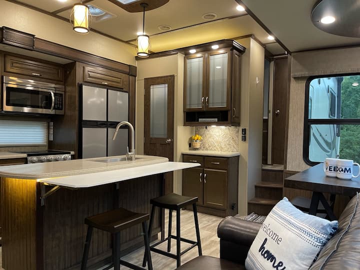 Spacious 4bd 2ba Luxury Rv *Big Bertha Experience* - Lexington, KY