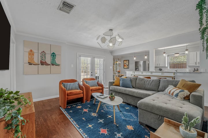 Spacious College Station Stay • Fire Pit & Arcade - College Station, TX