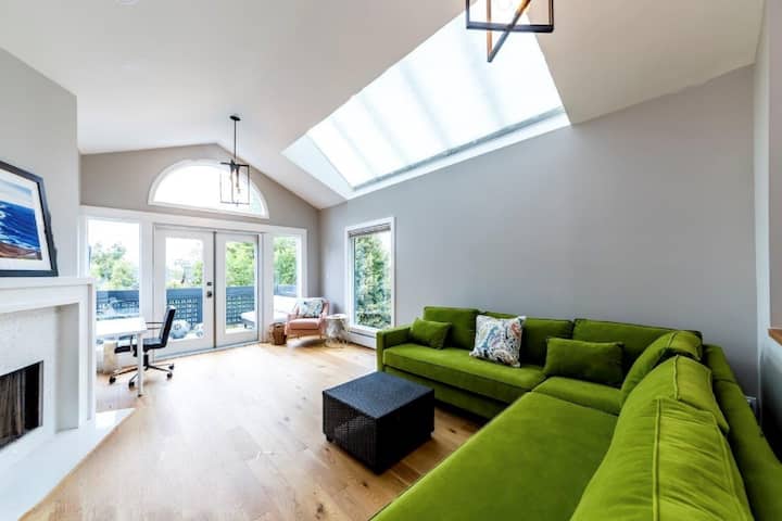 Beautiful Home Oasis - 2 Br + Dens - Vancouver