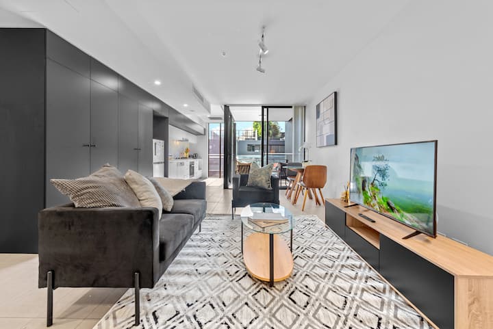 Spacious & Modern Apt W/ Pool, Balcony & Parking - Oxley