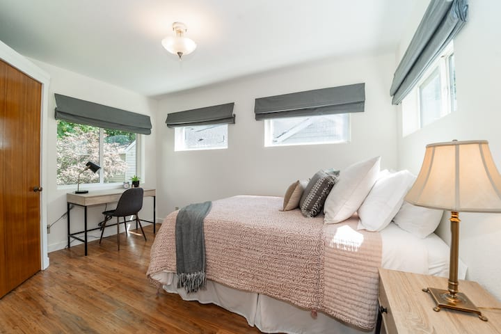 Charming 2-bed Minutes To Ohsu, Fenced Yard! (18b) - Portland, OR