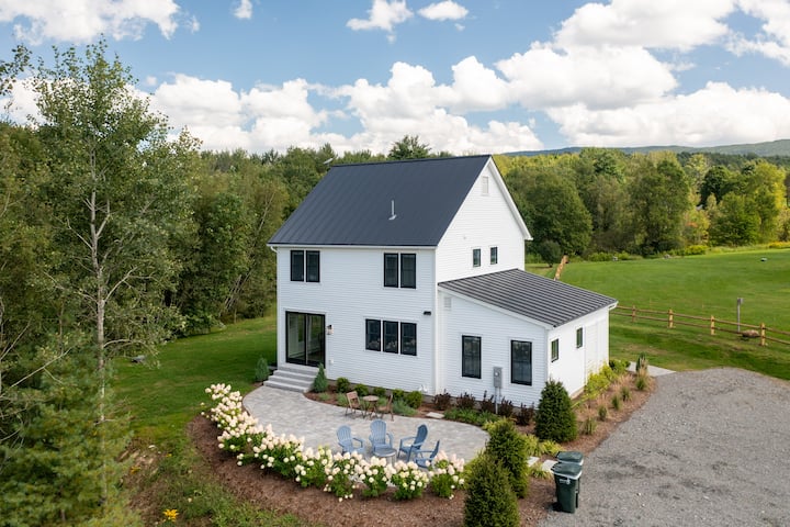 Picturesque Farmhouse Retreat Minutes From Stowe - Stowe, VT