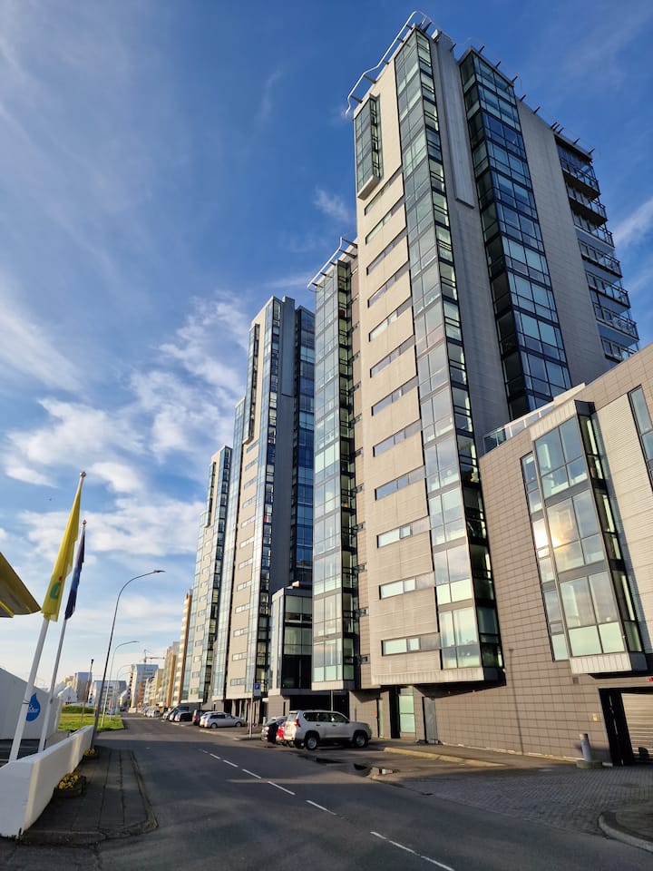 Luxury 2 Bedroom Apartment With Partial Ocean View - Reykjavík