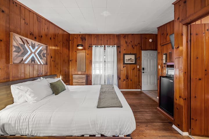 Downtown Retreat: Relaxing King Stay - Hendersonville, NC