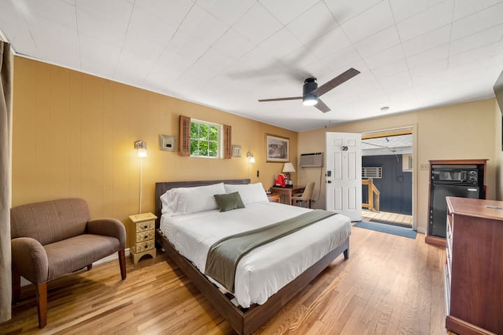 King Deluxe Retreat - Hendersonville, NC