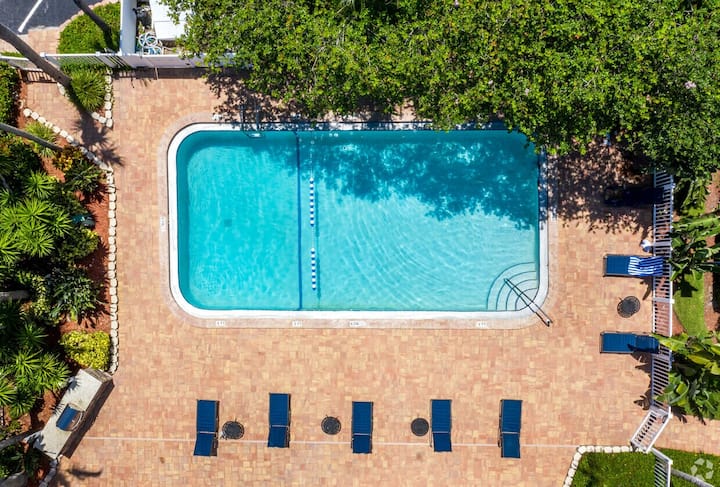 Top Balcony, Pool, 5 Min To Beach @Sunnyside Palms - Largo, FL