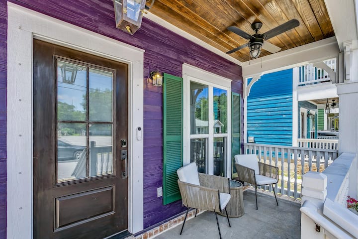 Misses Plum, Downtown With An Oak - Pensacola, FL