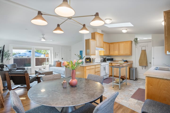 Modern Plaza Cottage - Sonoma, CA