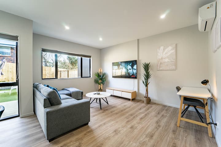 New Modern Sunnyhills Town House | Wi-fi & Netflix - Auckland