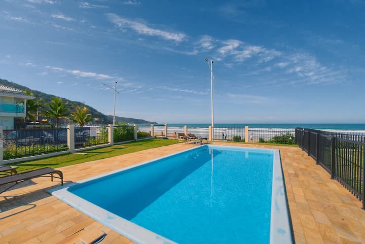 Imóvel A Beira Mar Com Piscina Na Praia De Bombas - Bombinhas