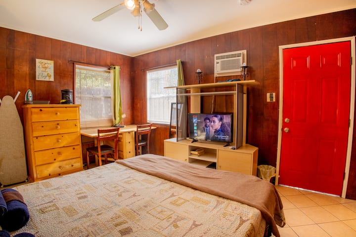 Vintage Whittier Tiny Cabin Style Studio - Whittier, CA