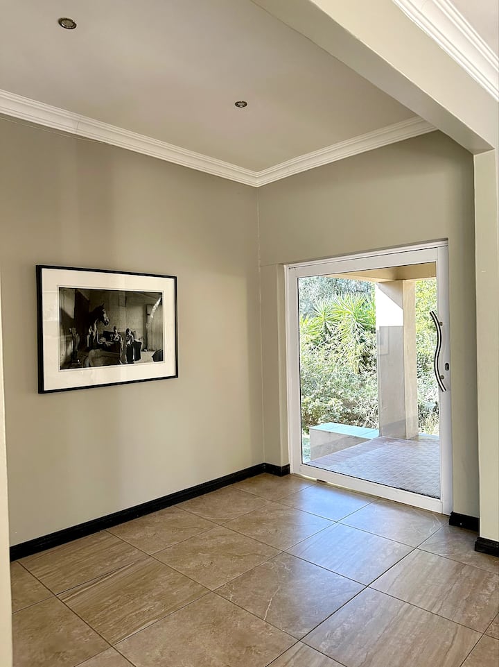 Luxury Home In Bryanston With Tennis Court & Pool - Sandton