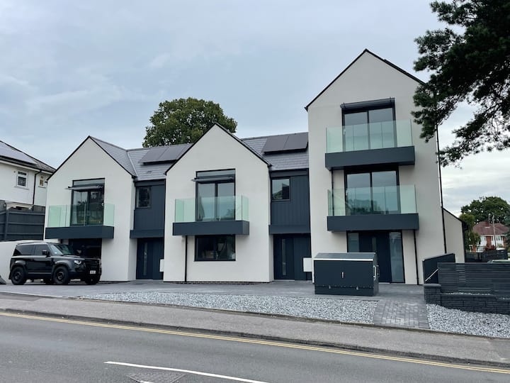 Brand New 4 Bedroom House -Sleeps 9 - Free Parking - Bournemouth
