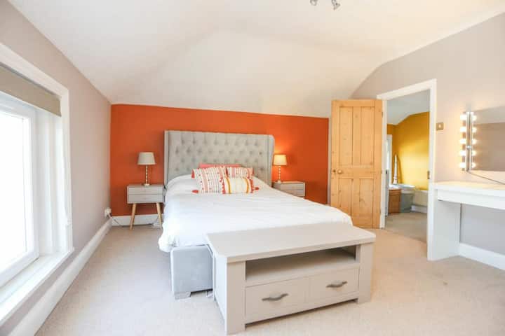 Best Price! 2 Bedroom Historic Gem - Portsmouth
