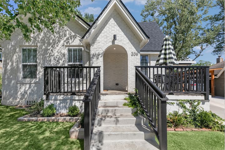 Downtown Dickson Street Retreat - Life On Locust! - Fayetteville, AR