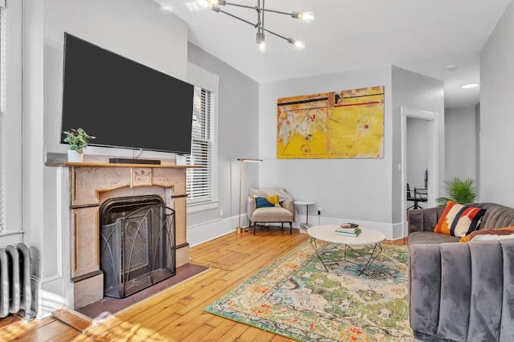 Stylish Downtown 1br Victorian Brownstone - Springfield, MA