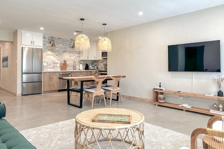 Coastal Designer 2 Bedroom Apt Near Ocean - Hallandale Beach, FL