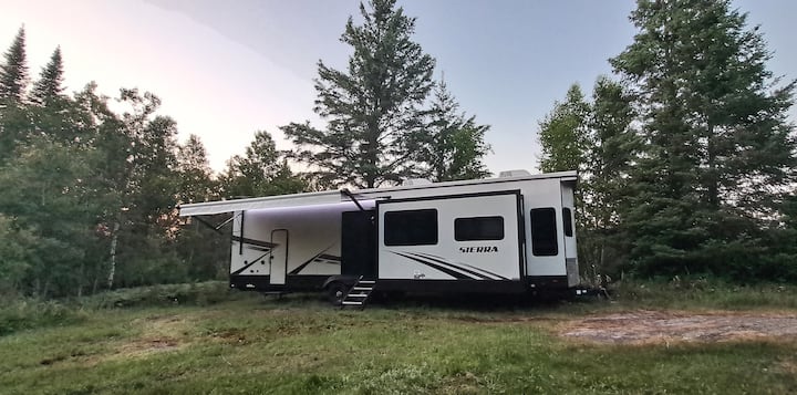 Kenora: Seasonal Rental On Private Lot - Kenora