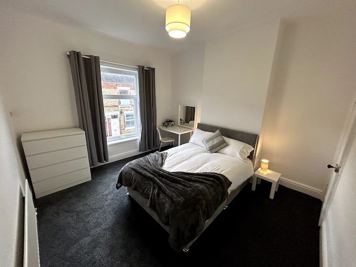 Bright Home From Home - Stoke-on-Trent